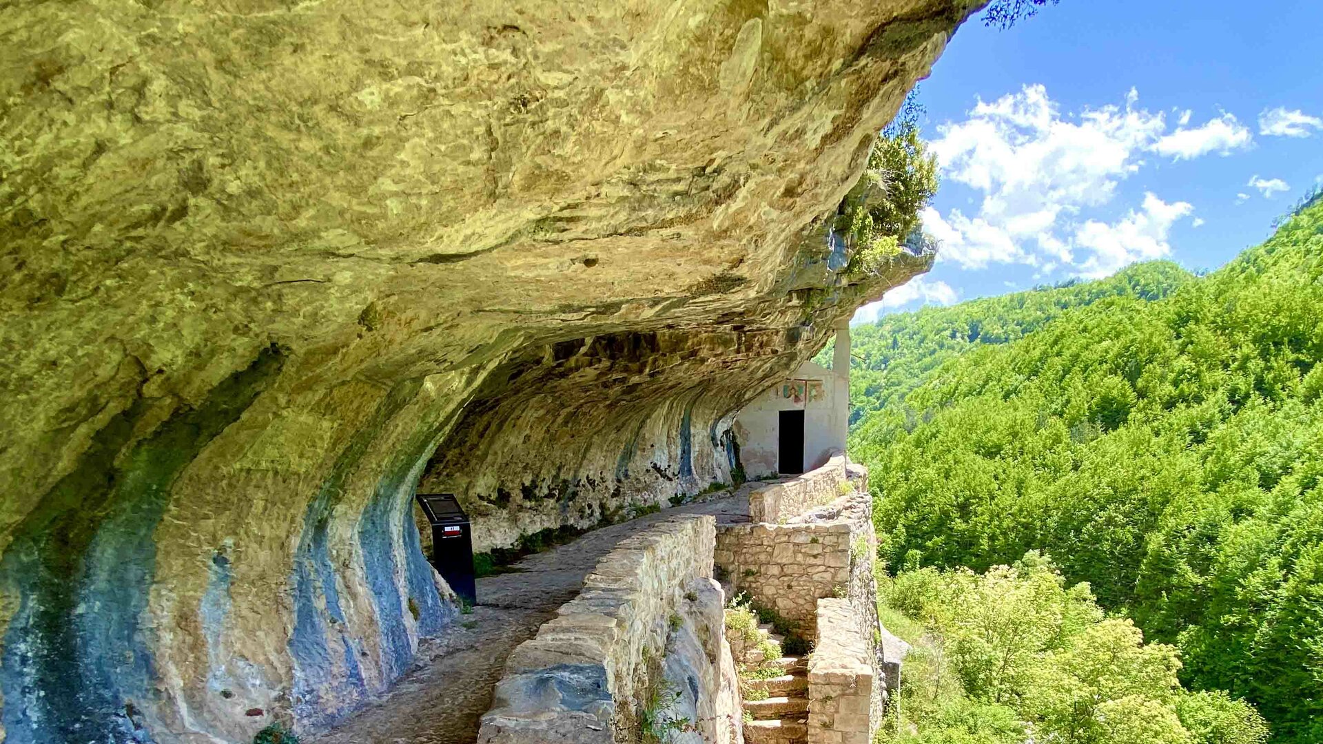 Eremo di San Bartolomeo in Legio: escursione tra natura, storia e ...