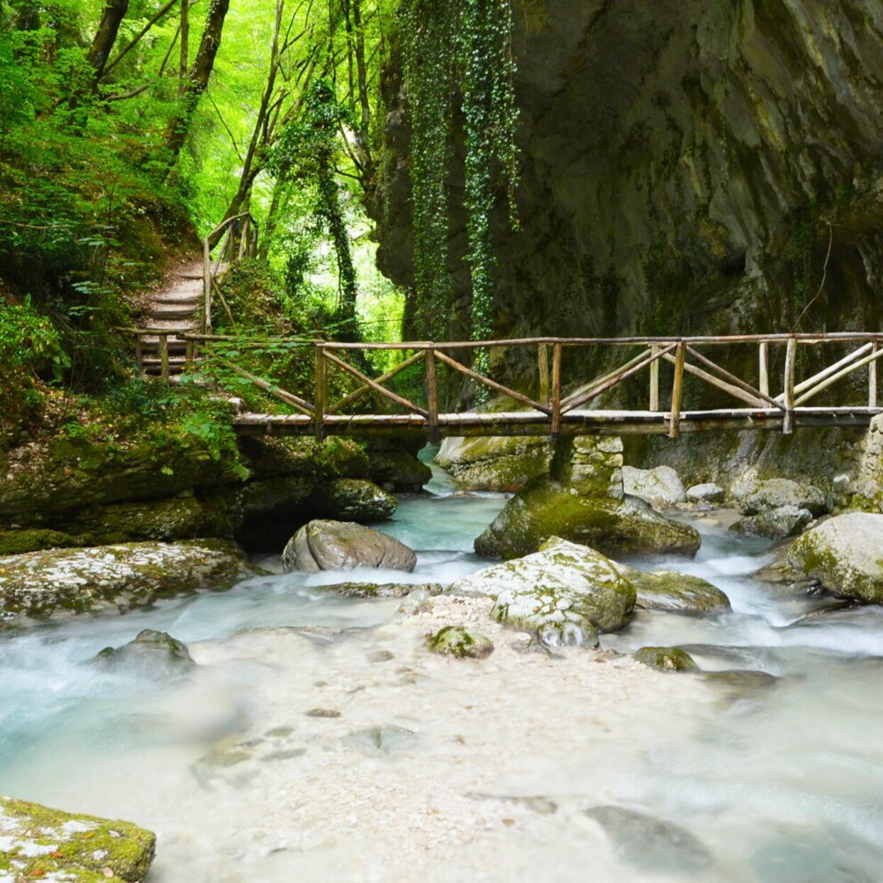 Escursioni nella FORRA DELL'ORFENTO sulla Majella in Abruzzo • Majellando